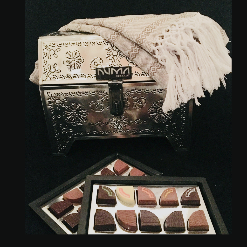 Cofre repujado con chocolates y rebozo – NUMA Xocolat